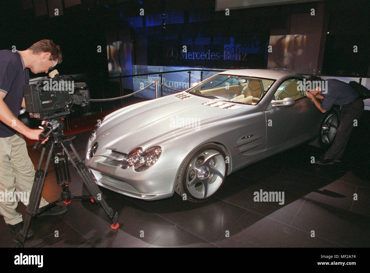 Mercedes presents the coupe version of the super sports car Vision SLR ...