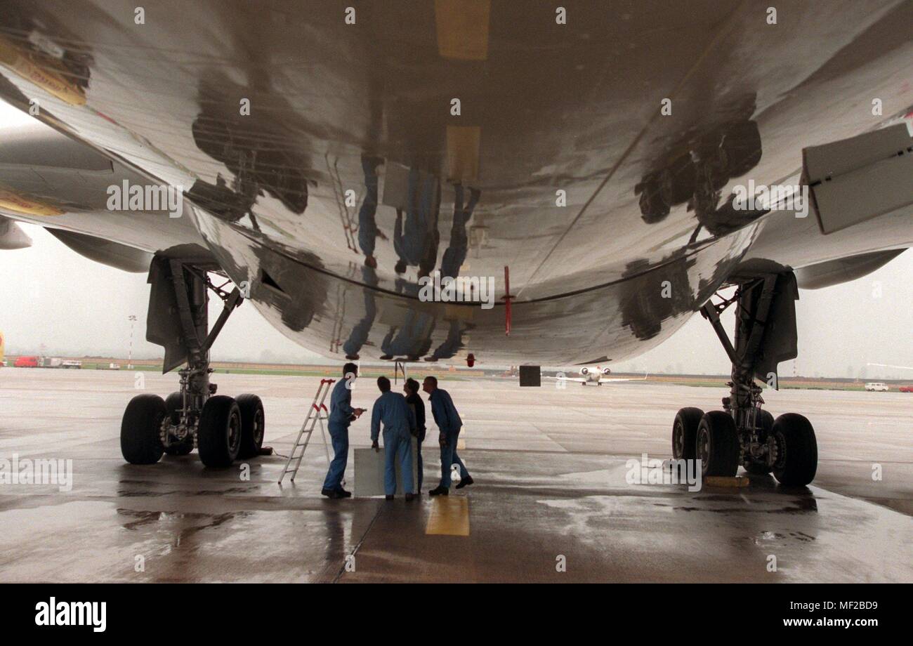 Aircraft mechanics check at Dusseldorf airport a Boeing 767-300 of the ...