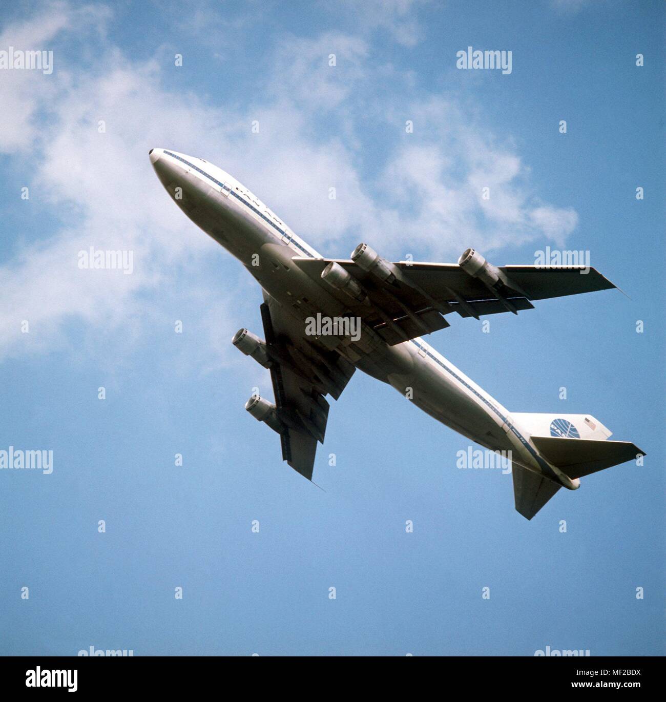 Boeing 747 shortly after takeoff hi-res stock photography and images ...