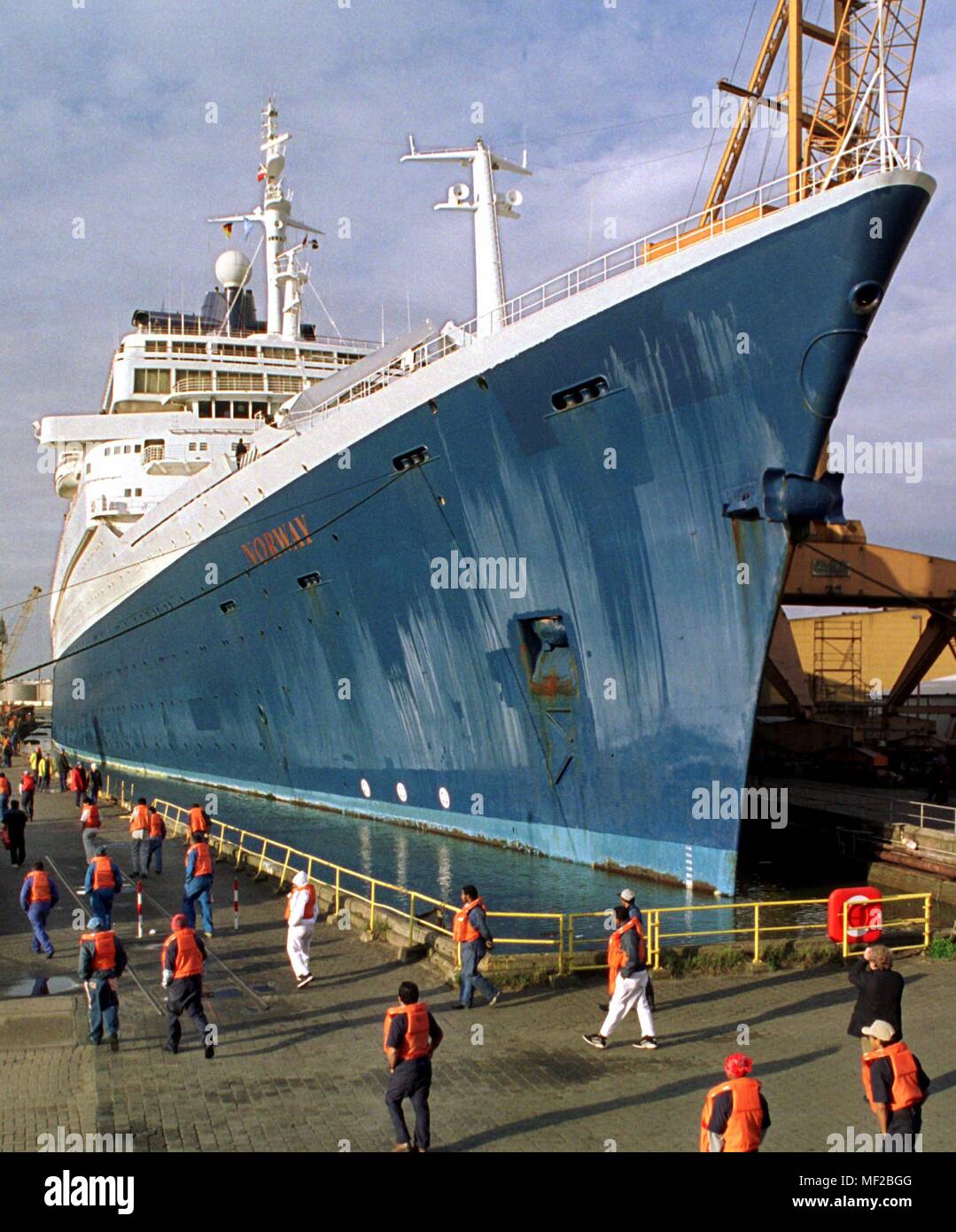 The 315 meter long and 33 meter wide Norwegian cruise ship "Norway" is ...