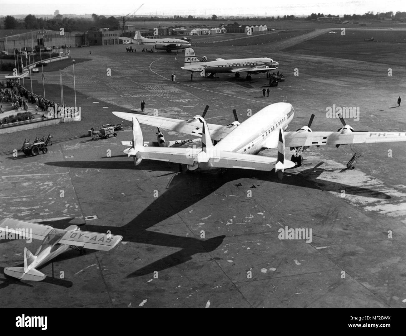Lockheed super constellation aircraft hi-res stock photography and ...