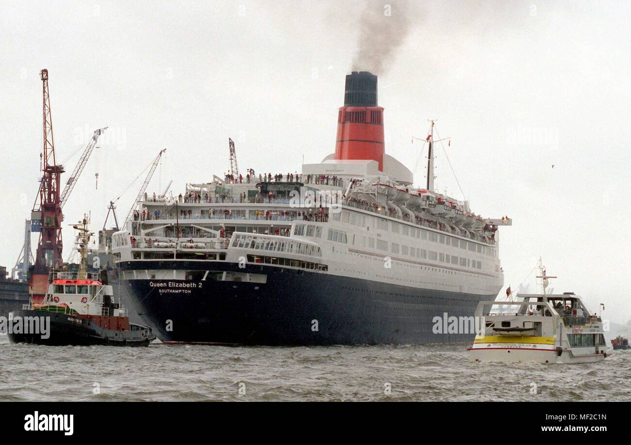 Queen elizabeth ii ship new york hi-res stock photography and images ...