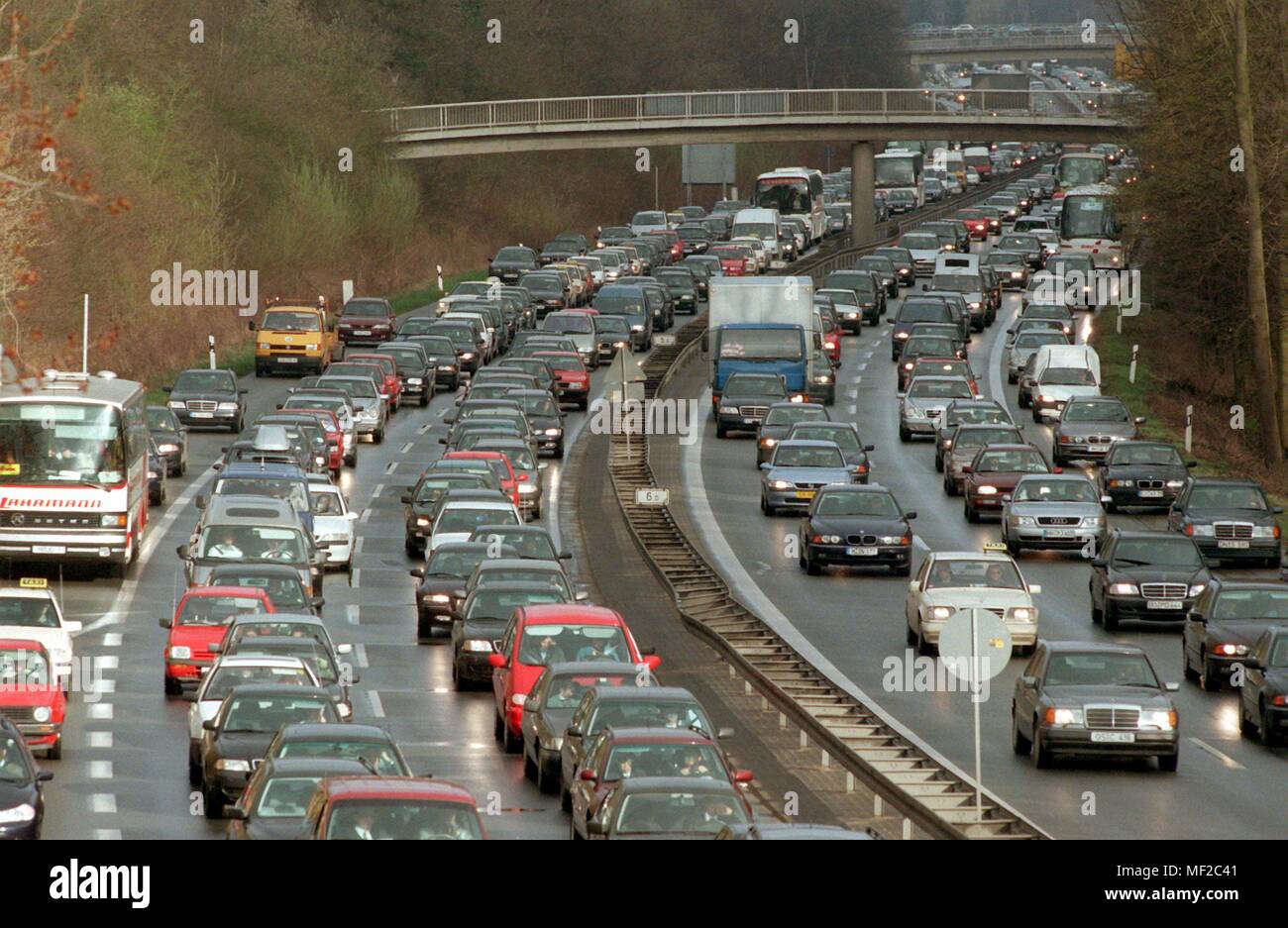 In part, on six lanes on 19 March 1998 the car traffic on the ...