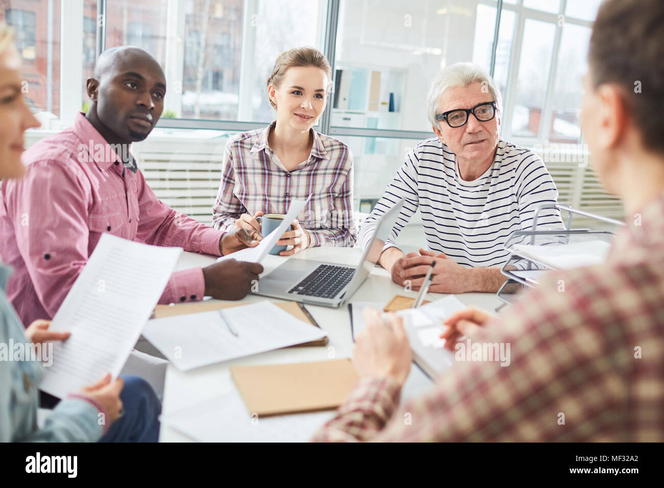 Team listening hi-res stock photography and images - Alamy