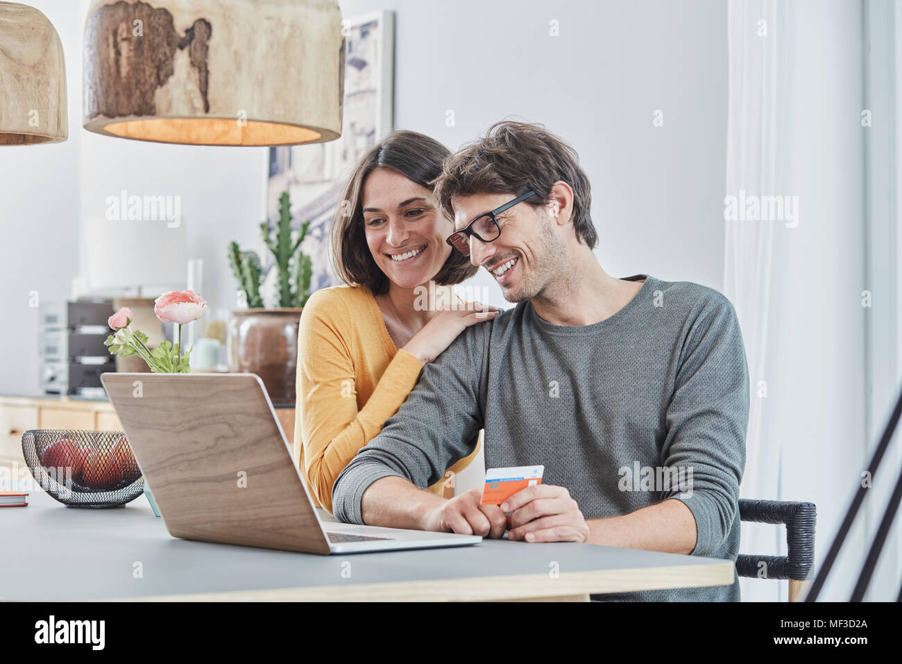 Couple a table hi-res stock photography and images - Alamy