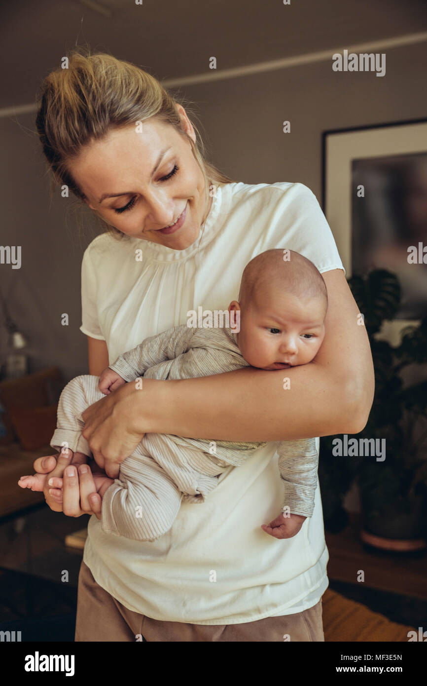 Mother newborn baby arms hi-res stock photography and images - Alamy