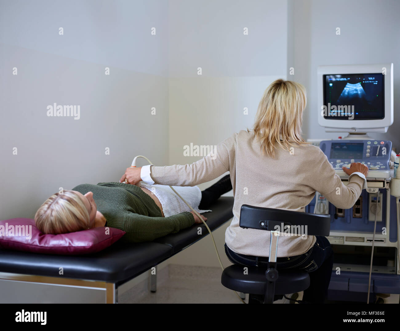 Woman in hospital getting sonogram Stock Photo - Alamy