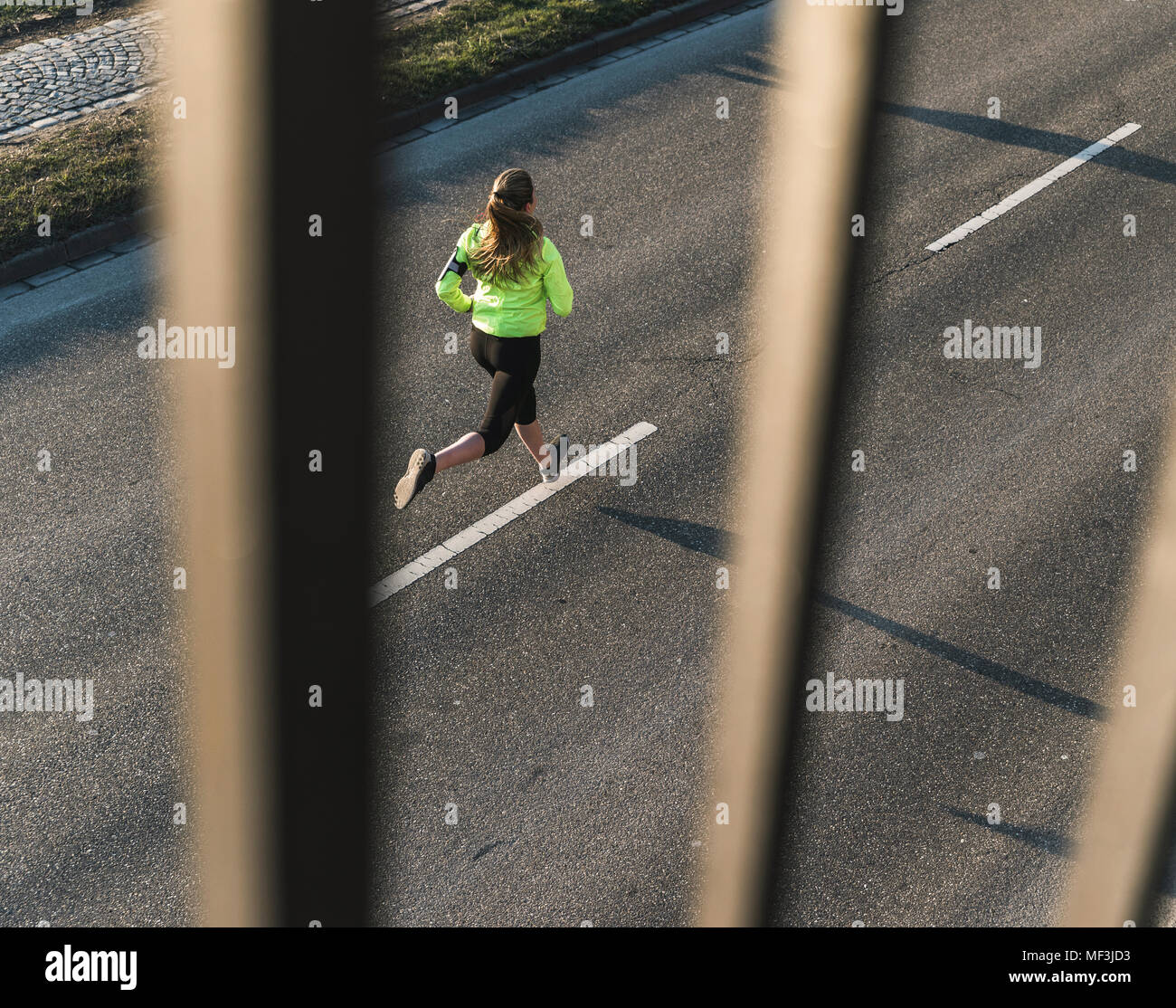 People running street hi-res stock photography and images - Alamy