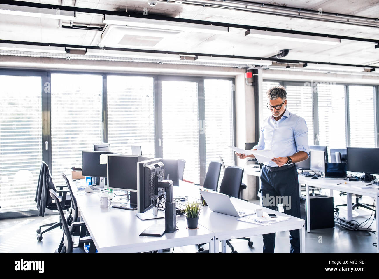 Sheets and documents hi-res stock photography and images - Alamy