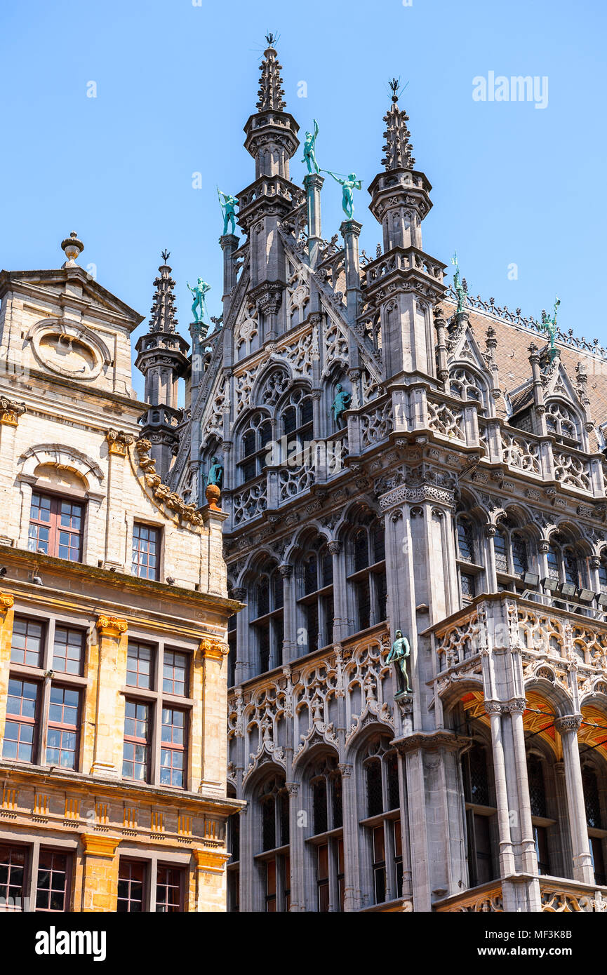 architecture-on-the-grand-place-grote-markt-the-central-square-of