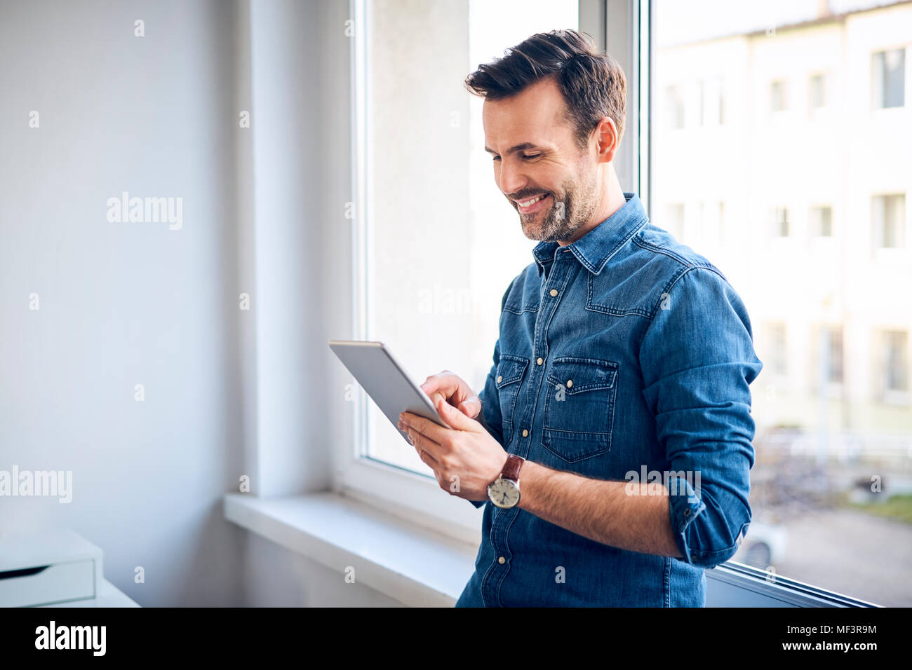 Smiling tablet hi-res stock photography and images - Alamy