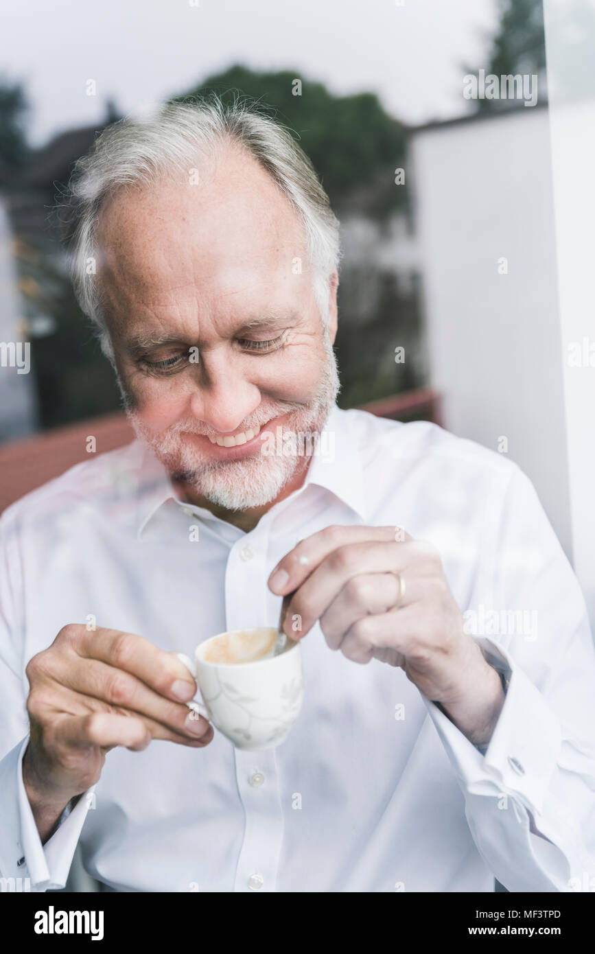 Man behind glass hi-res stock photography and images - Alamy