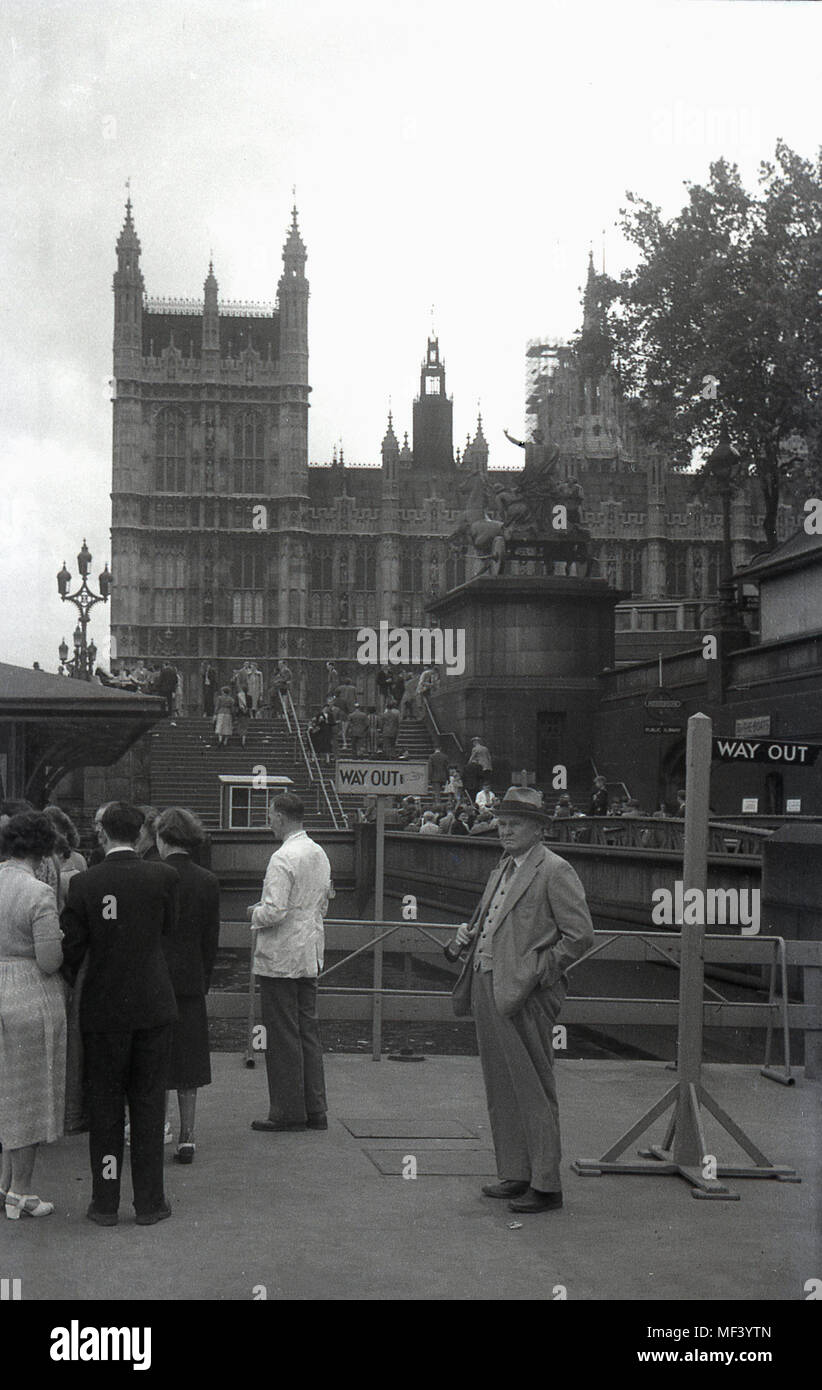 People victoria embankment in london hi-res stock photography and ...