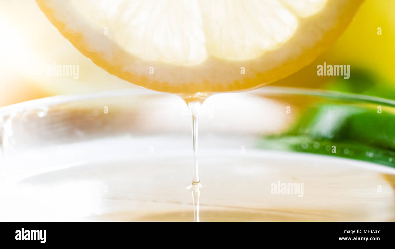 Closeup image of lemon juice flowing in cup tea from lemon slice Stock ...
