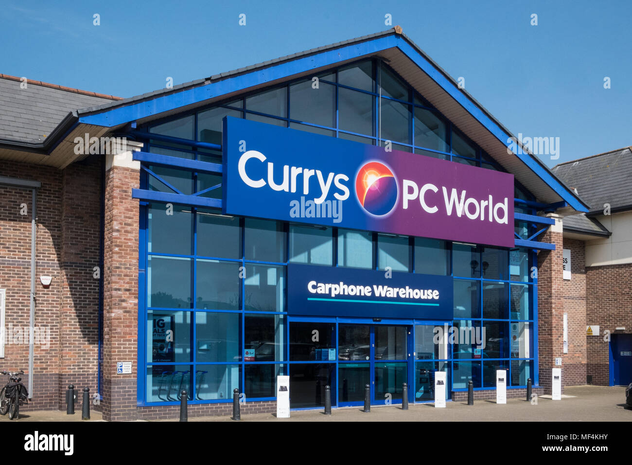Pc world shop front hi-res stock photography and images - Alamy