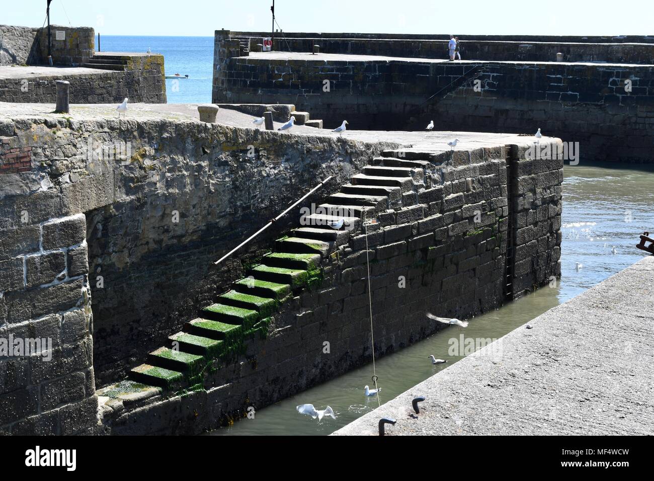 Tide coming in along steps hi-res stock photography and images - Alamy