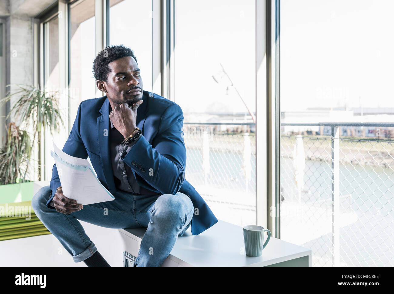 Businessman papers hi-res stock photography and images - Alamy