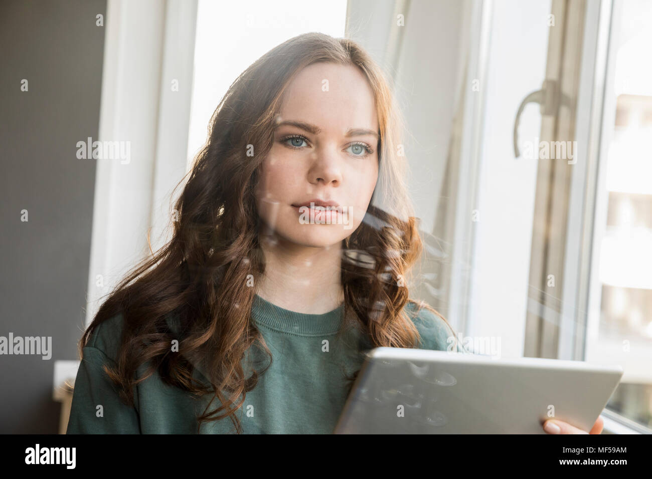 Teenage girl computer hi-res stock photography and images - Alamy