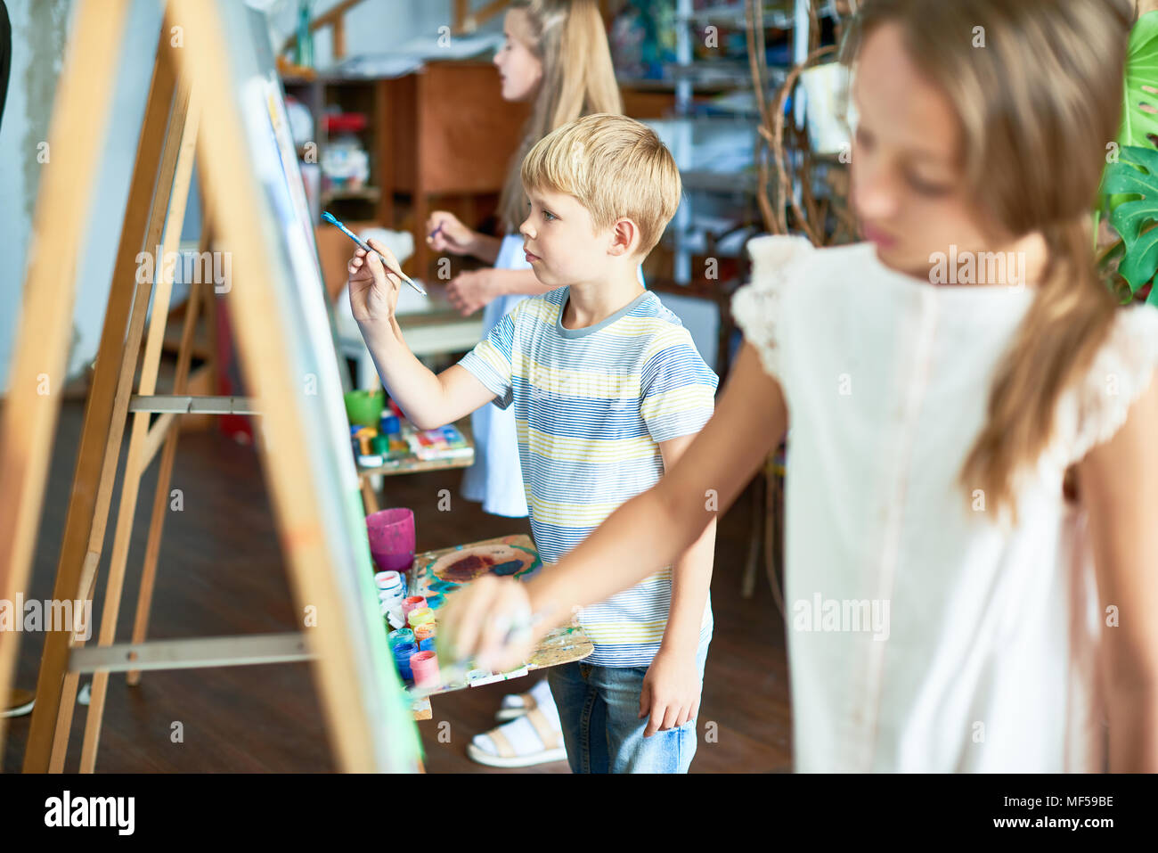 Busy painting hi-res stock photography and images - Alamy