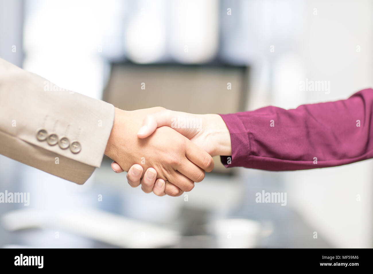 Shaking hands hi-res stock photography and images - Alamy