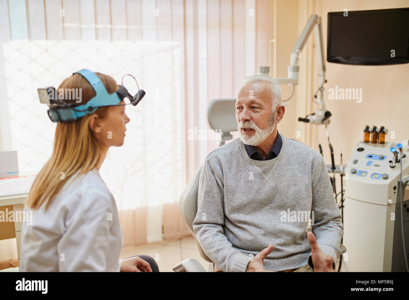 Physician and adult patient talking hi-res stock photography and images ...
