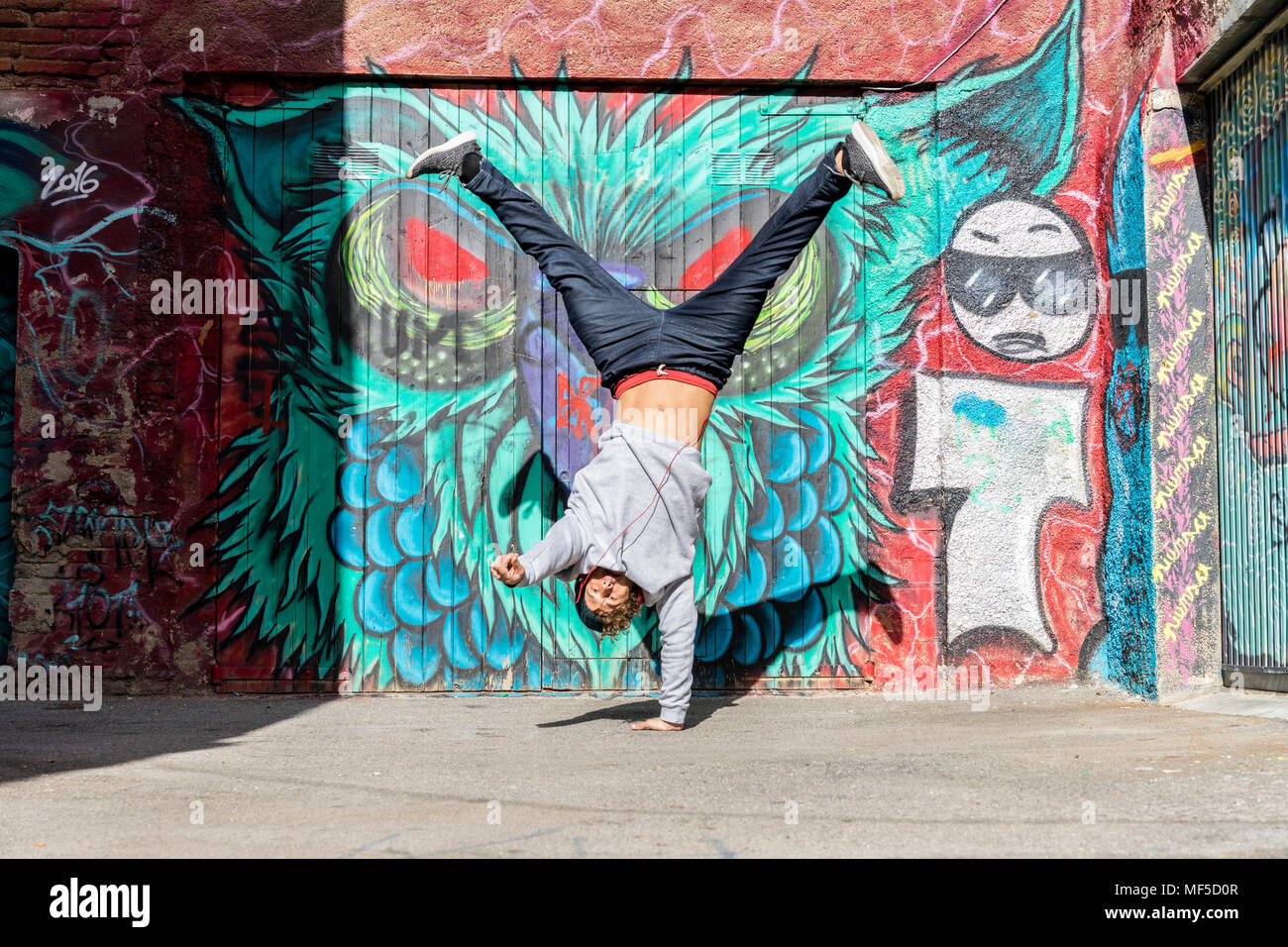 Doing graffiti hi-res stock photography and images - Alamy