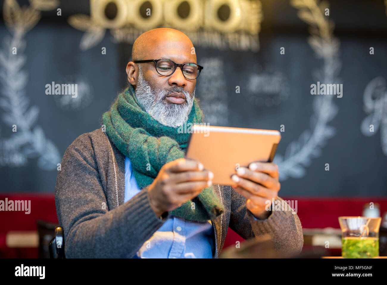 Cafe portraits hi-res stock photography and images - Alamy