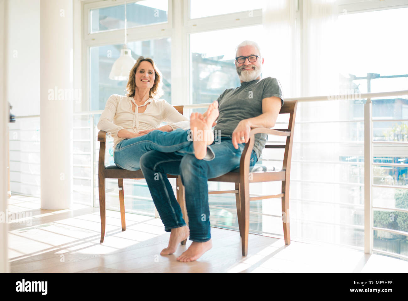 Couple sitting on chairs hi-res stock photography and images - Alamy