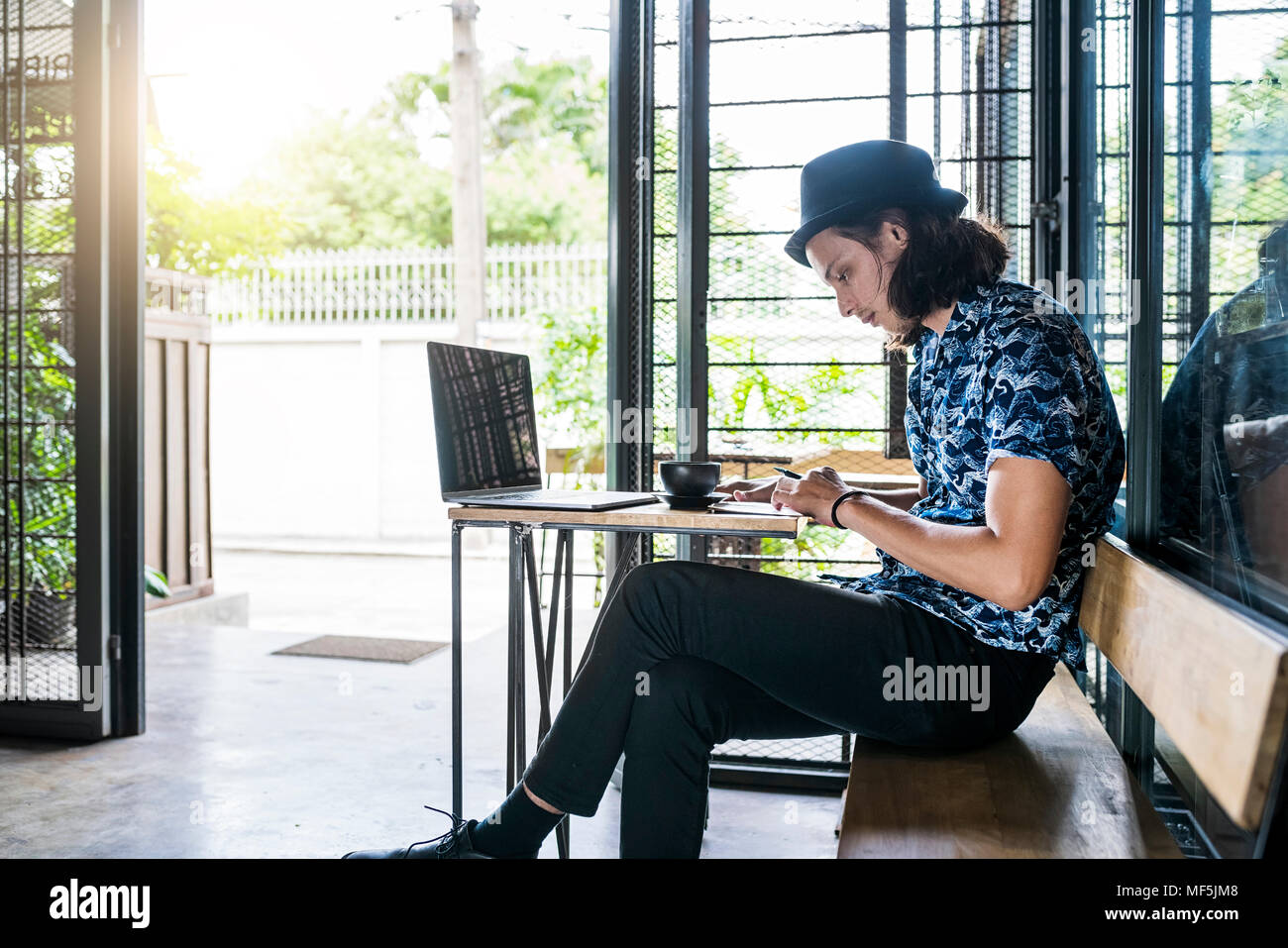 Working at a coffee table hi-res stock photography and images - Alamy