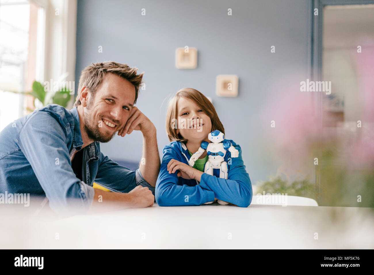 Happy robots hi-res stock photography and images - Alamy
