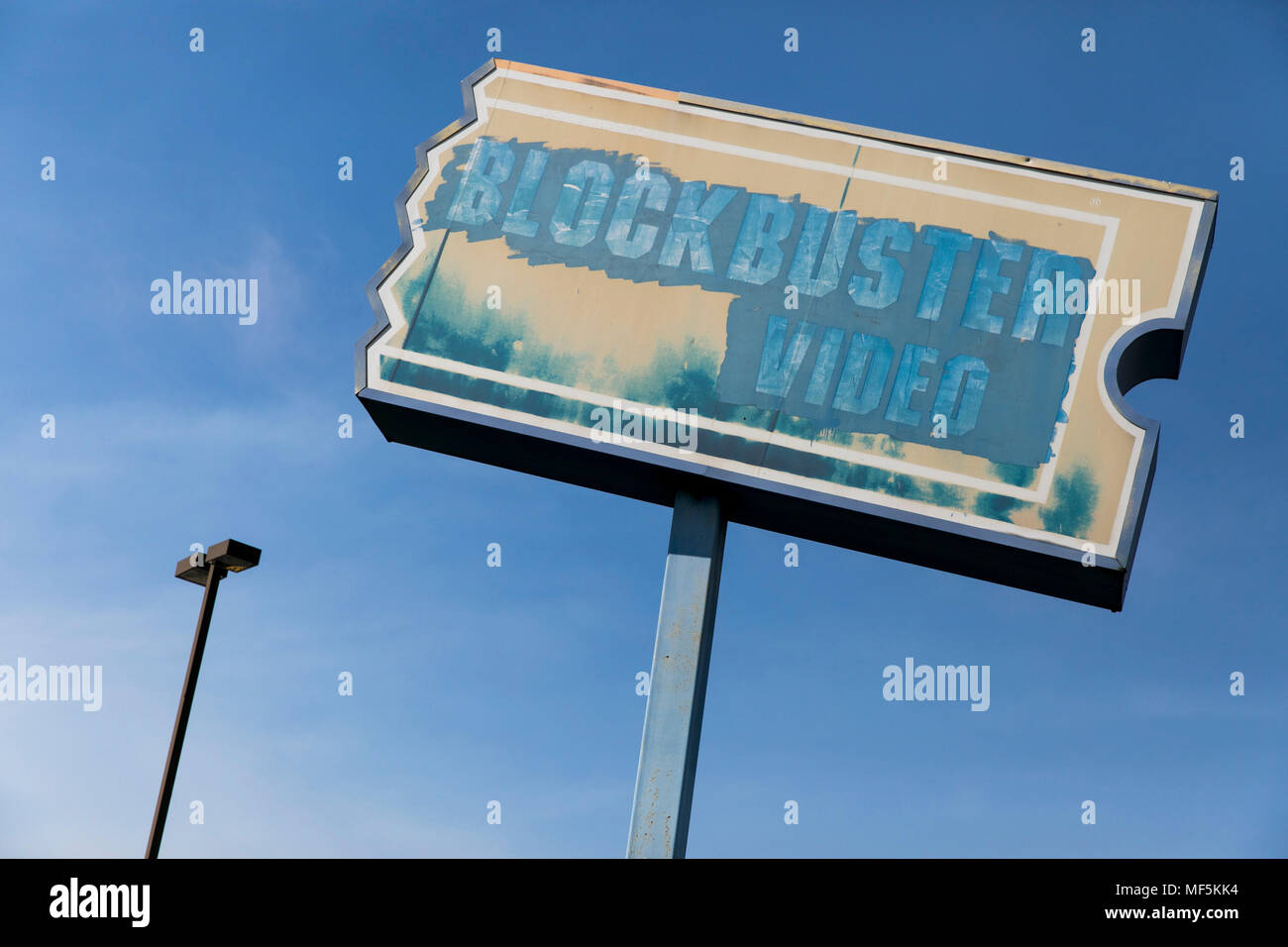 Blockbuster store sign hi-res stock photography and images - Alamy