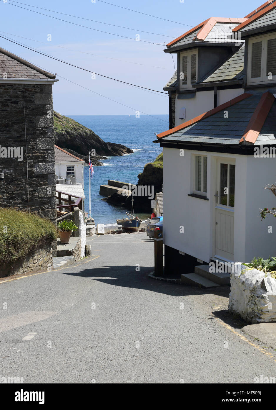 the fishing village of portloe on the cornish coast Stock Photo - Alamy