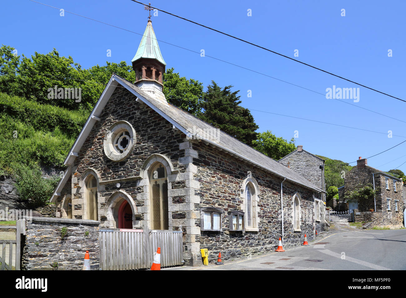 the church at the fishing village of portloe on the cornish coast Stock ...