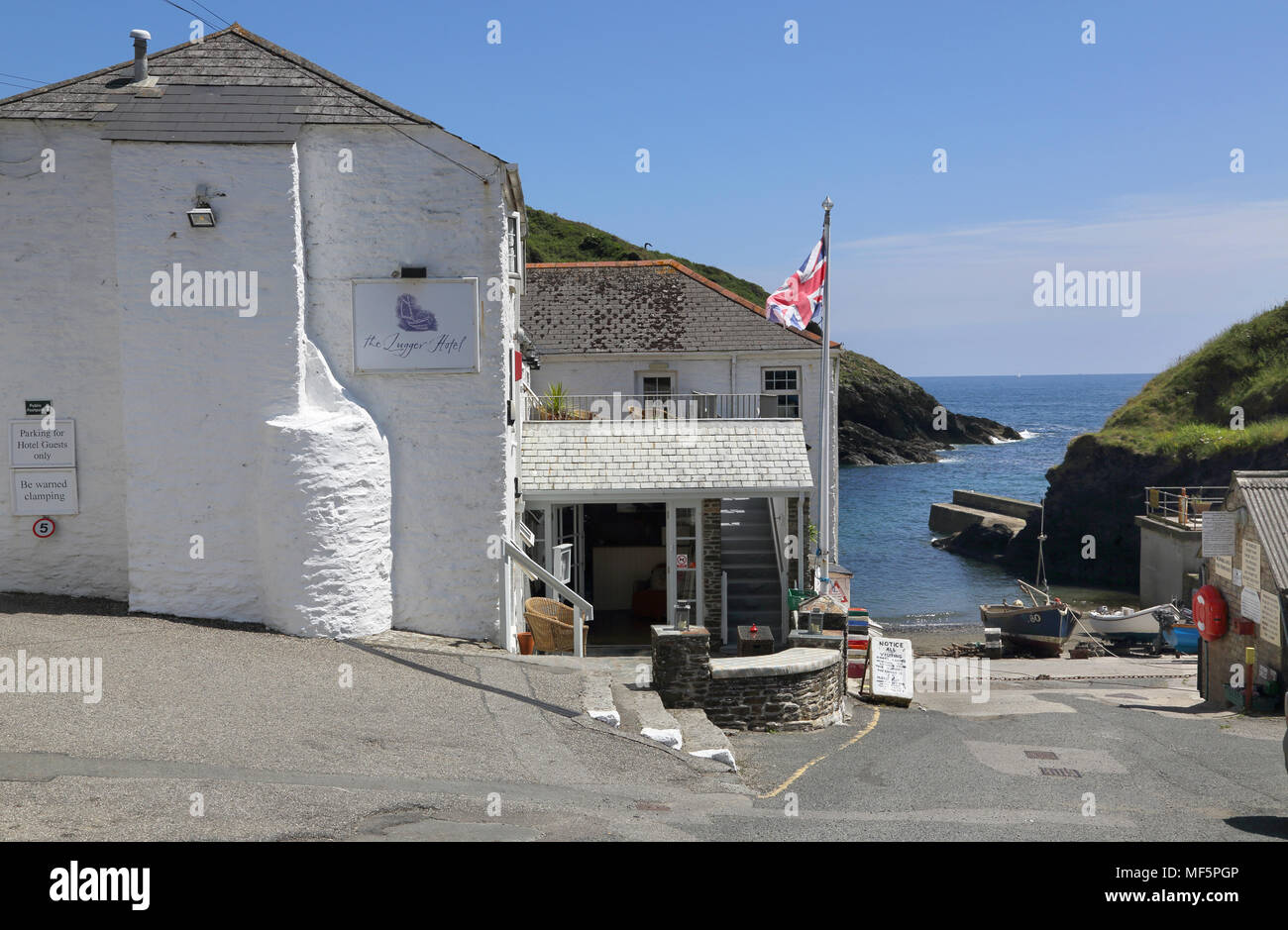 the fishing village of portloe on the cornish coast Stock Photo - Alamy