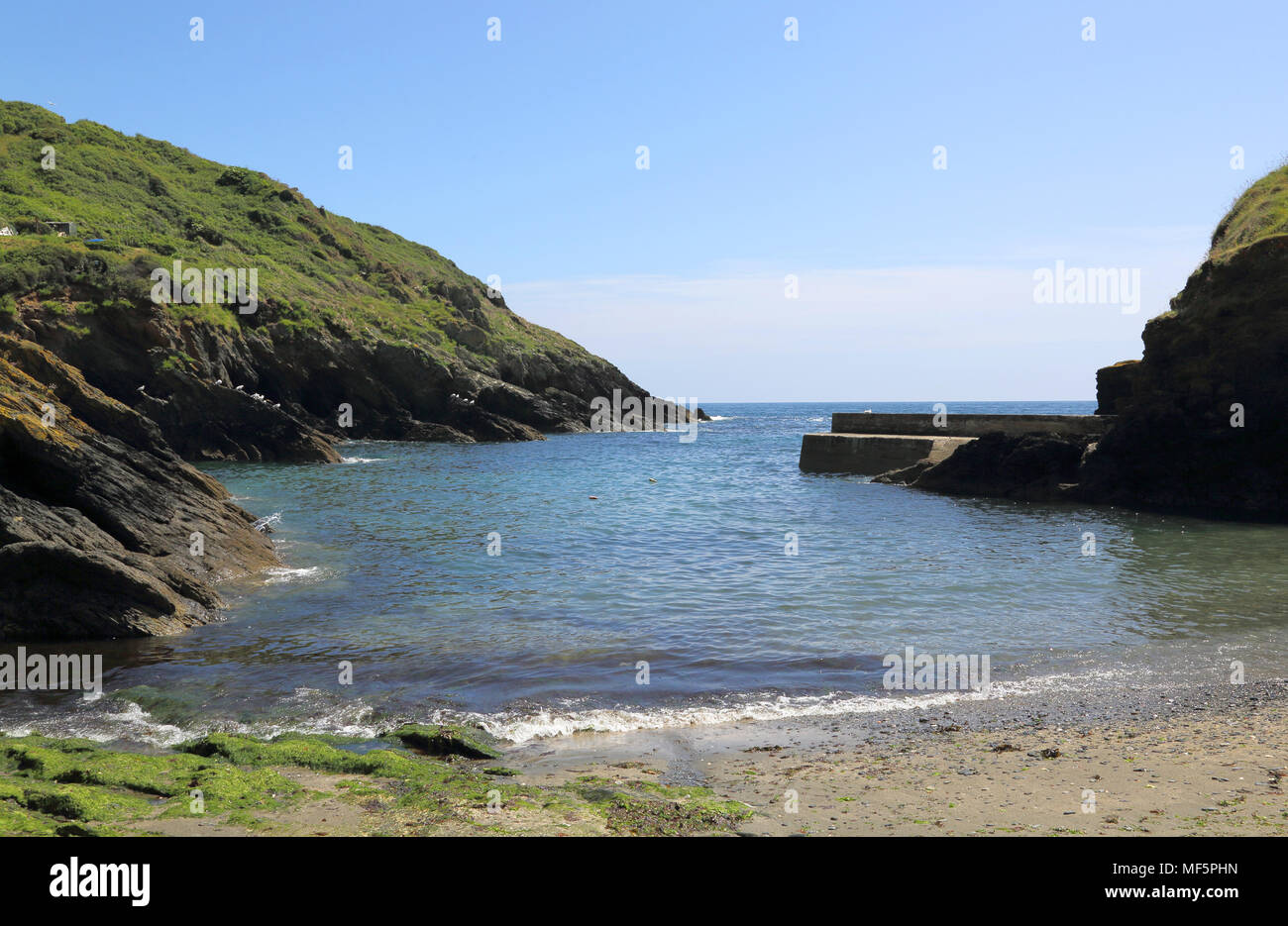 Portloe village harbour cornwall hi-res stock photography and images ...