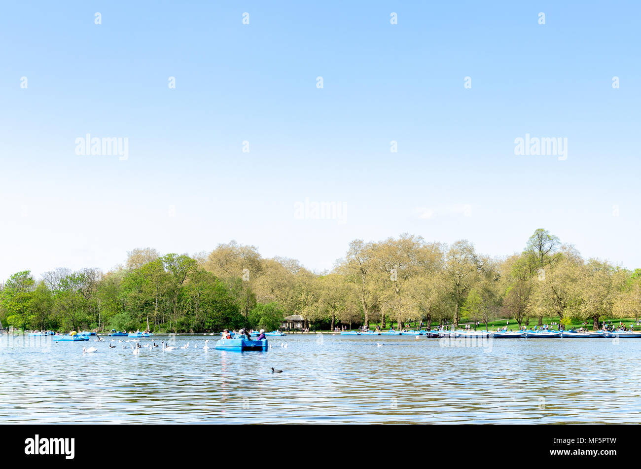 The serpentine river, hyde park london hi-res stock photography and ...