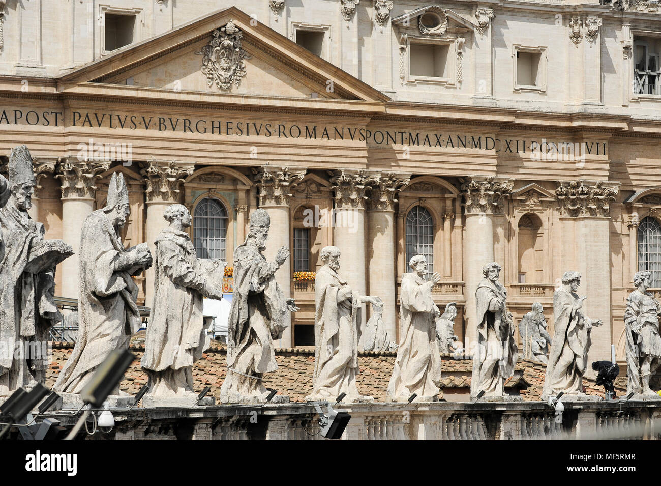 Gian Lorenzo Bernini's colonnade at St. Peter's Square and Carlo ...