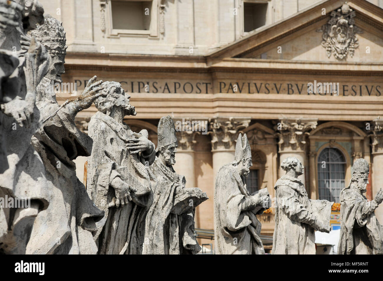 Gian Lorenzo Bernini's colonnade at St. Peter's Square and Carlo ...
