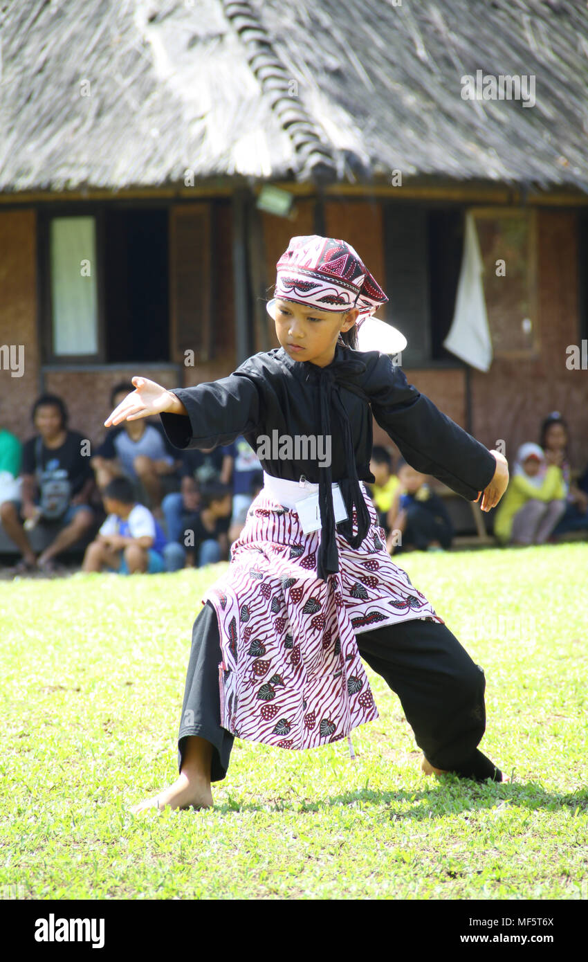 Pencak silat dance hi-res stock photography and images - Alamy