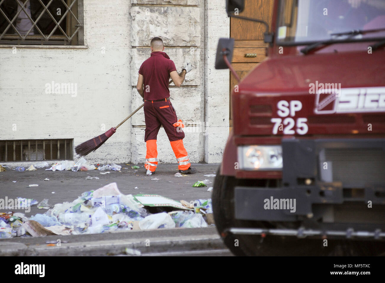 Street cleaning rome italy hi-res stock photography and images - Alamy