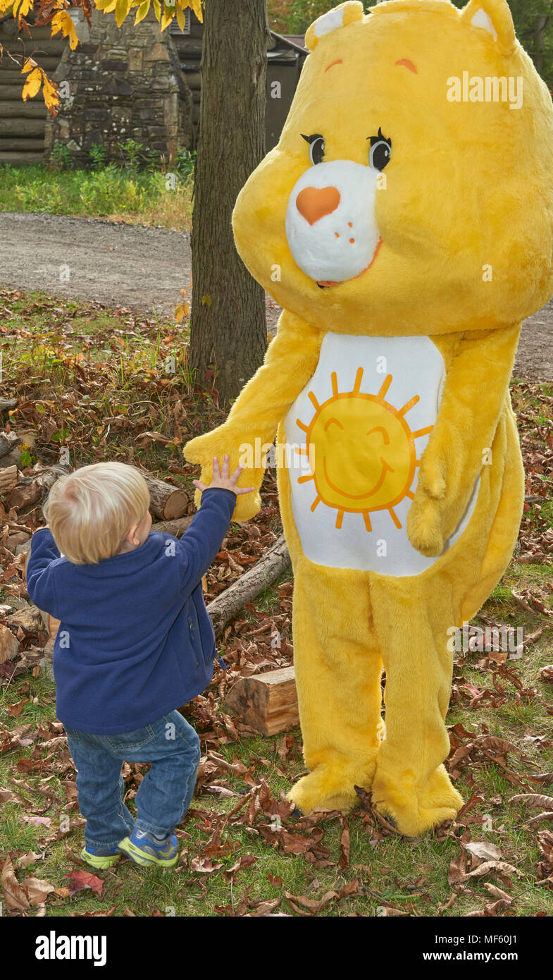 Shaking hands bear hi-res stock photography and images - Alamy