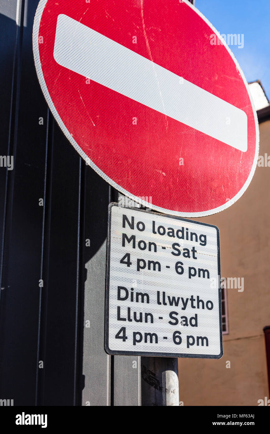 A No Entry sign with a Bi-Lingual No Loading sign beneath, Monmouth ...