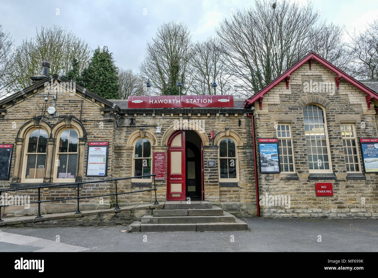 Haworth Train Station on the Keighley Worth Valley Railway line Stock ...