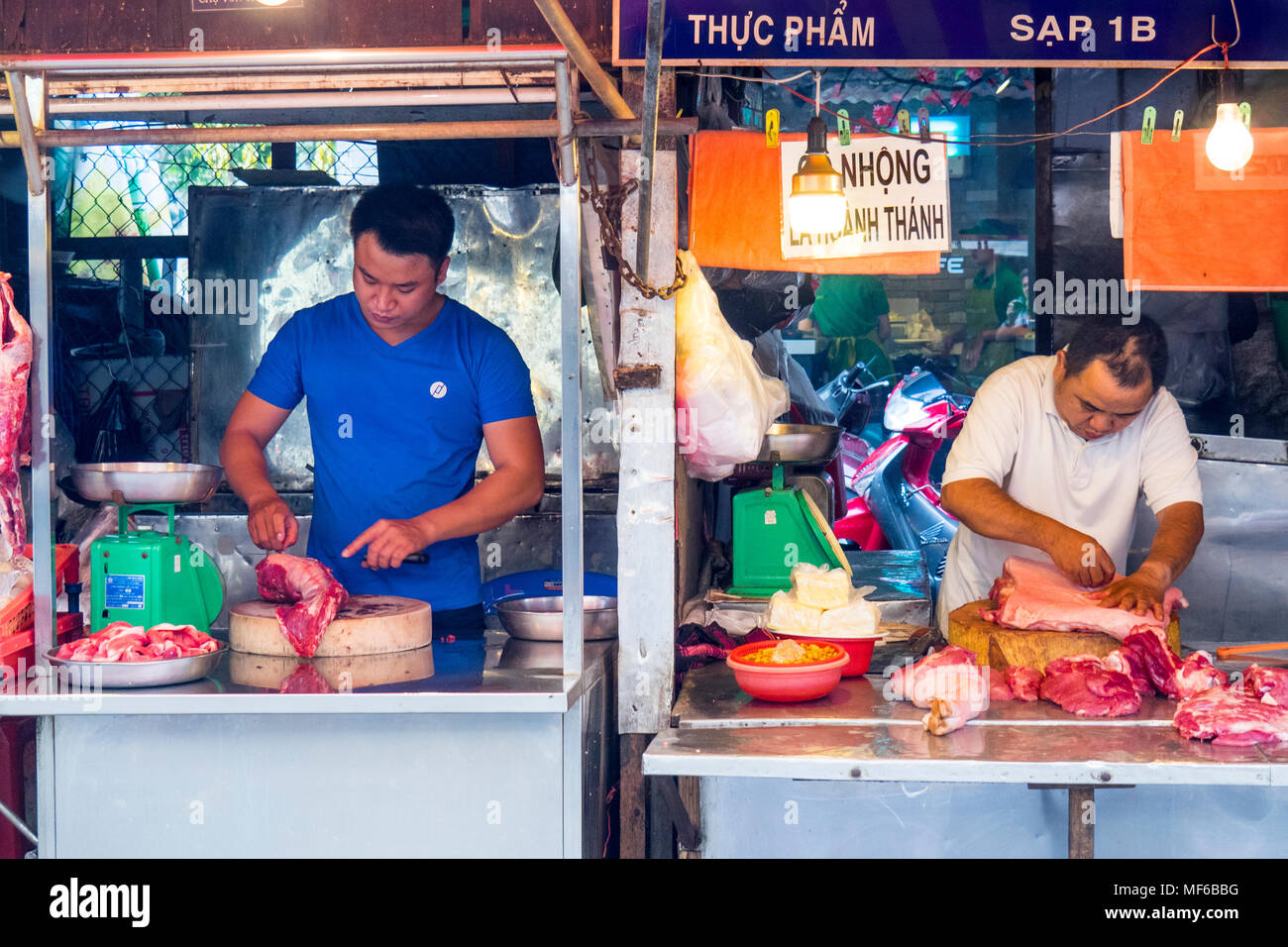 Man chopping meat at meat market hi-res stock photography and images ...