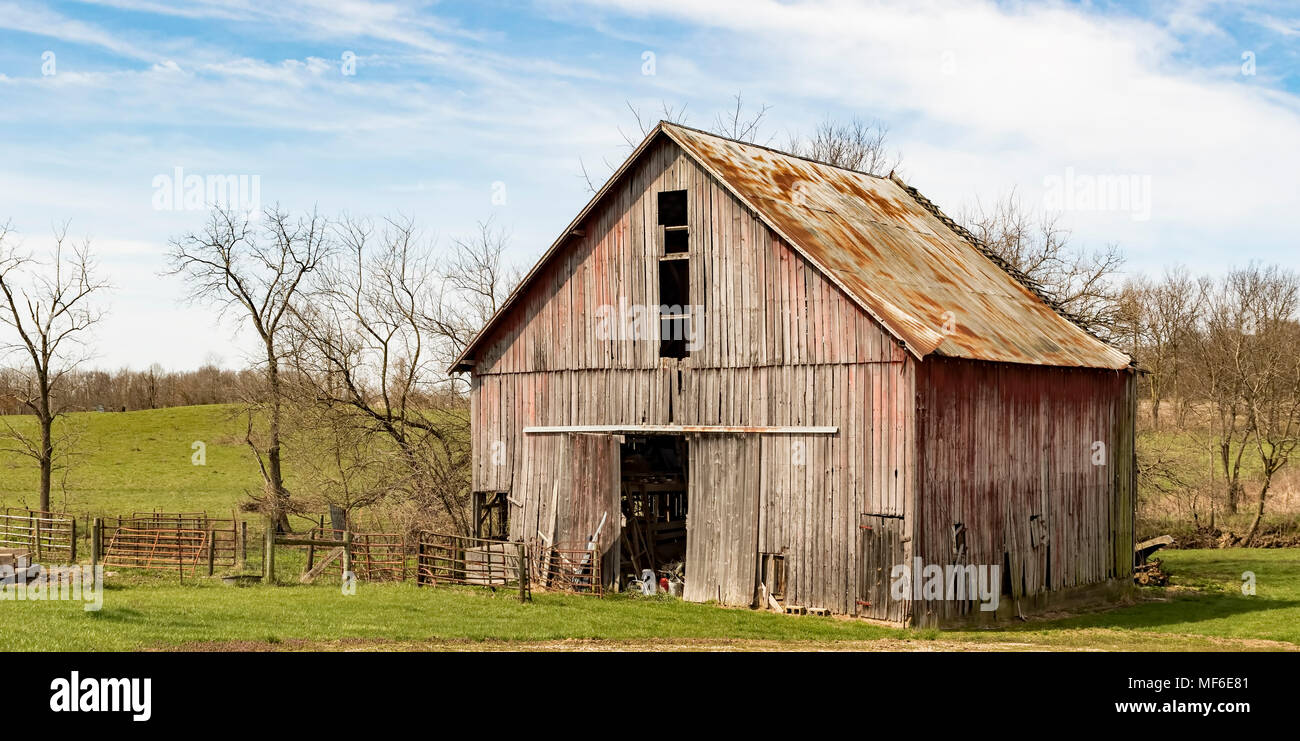 An aging barn in rural America Stock Photo - Alamy