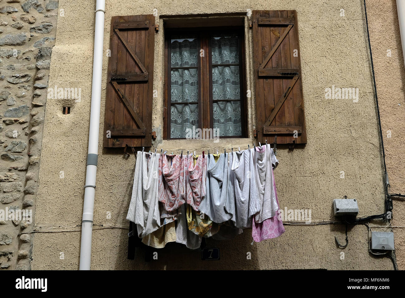 Washing a window hi-res stock photography and images - Alamy