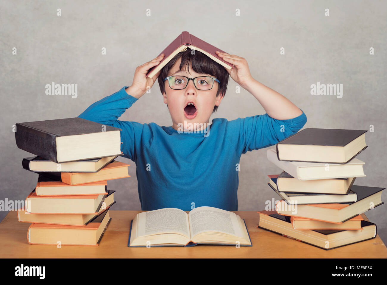 Surprise reading hi-res stock photography and images - Alamy