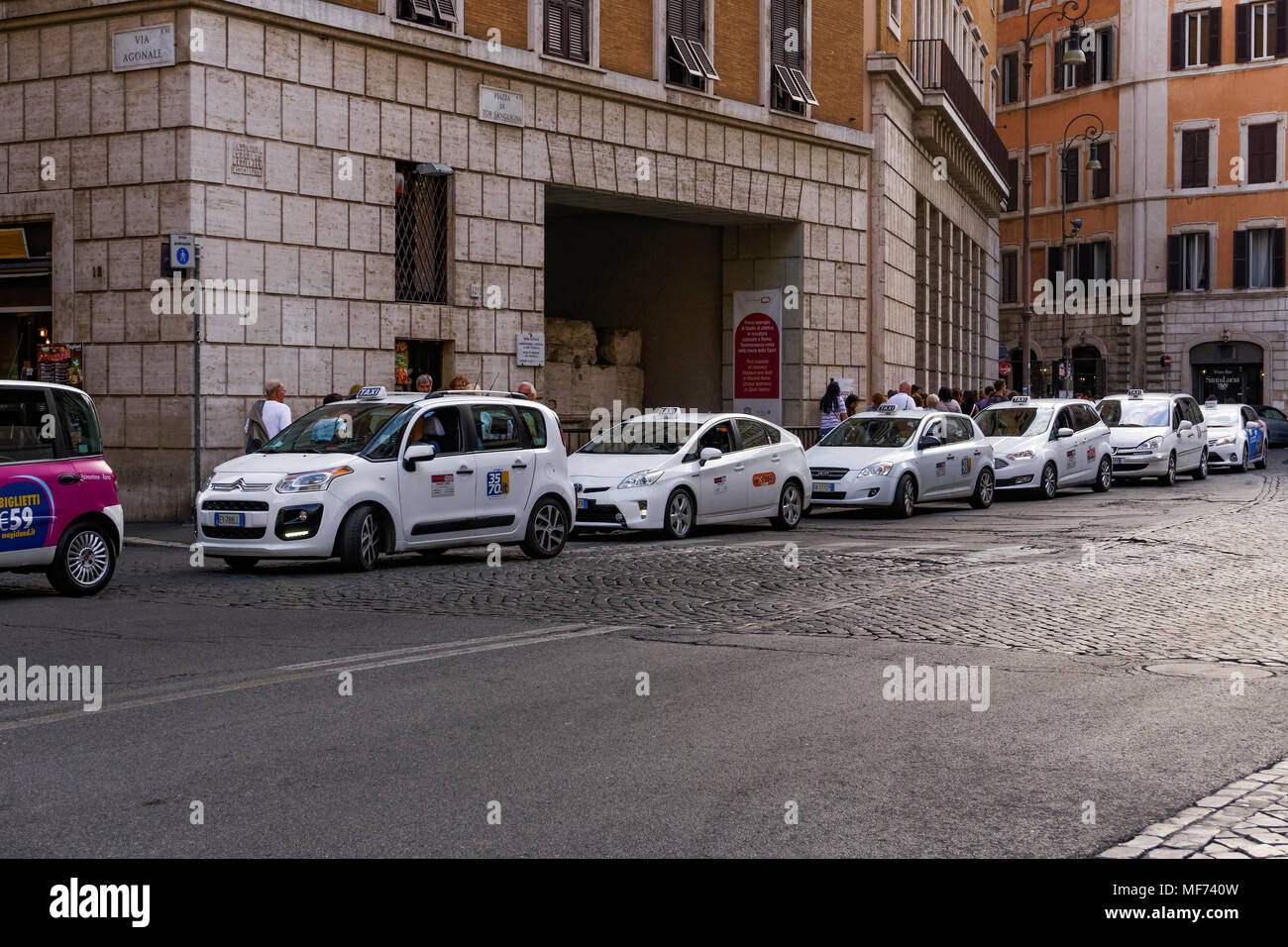 Taxi Cab Taxicab Stand Stock Photos & Taxi Cab Taxicab Stand Stock ...