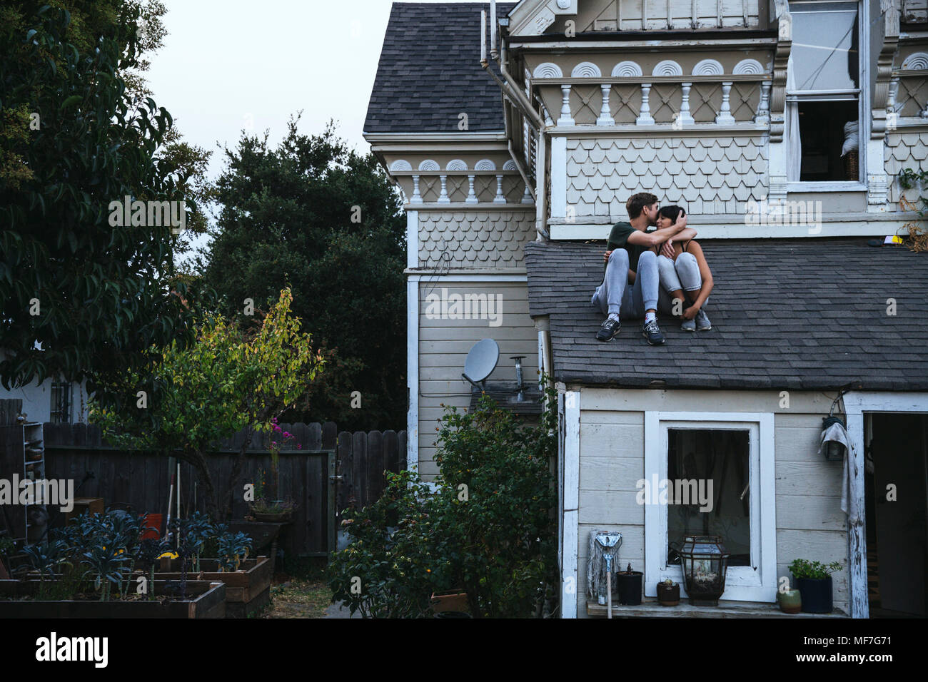 Couple kissing roof hi-res stock photography and images - Alamy