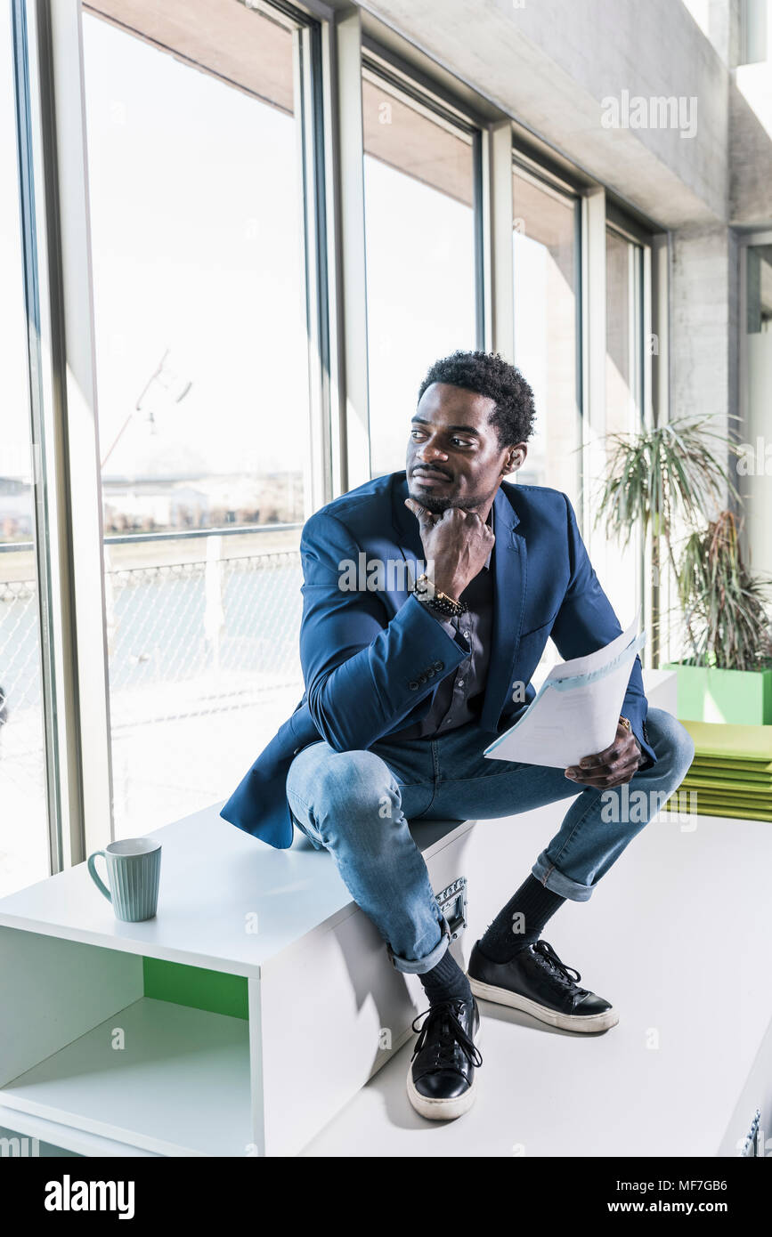 Businessman papers hi-res stock photography and images - Alamy